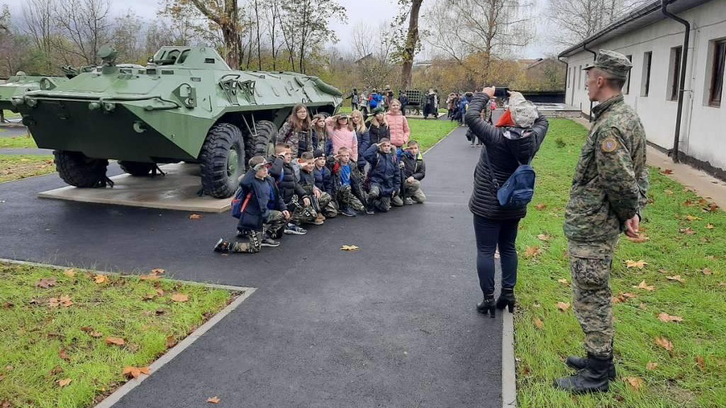 Otvorena vrata kasarne "Adil Bešić" povodom 1. decembra - Dana Oružanih ...