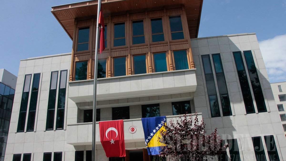 Ispred turske ambasade u Sarajevu danas možete ostaviti cvijet za žrtve ...