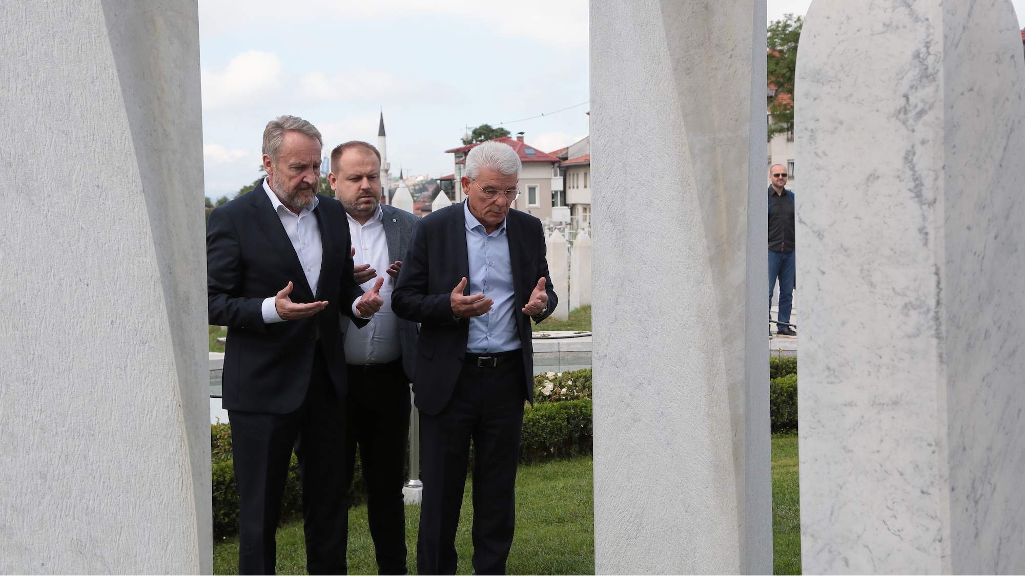 Na Kovačima obilježena godišnjica rođenja Alije Izetbegovića | Preporod ...