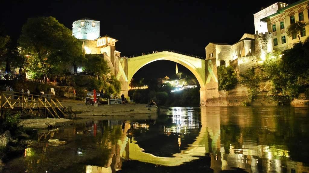 ALU u Sarajevu i Stari most u Mostaru u boji zlata za podršku djeci ...