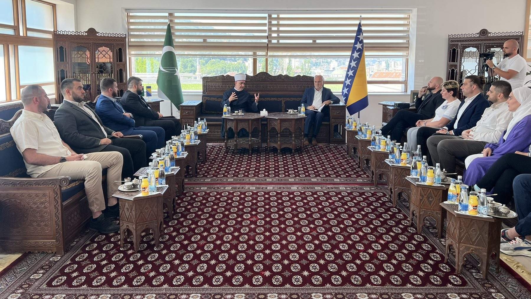 Medijski djelatnici iz Sandžaka posjetili reisul-ulemu (VIDEO ...