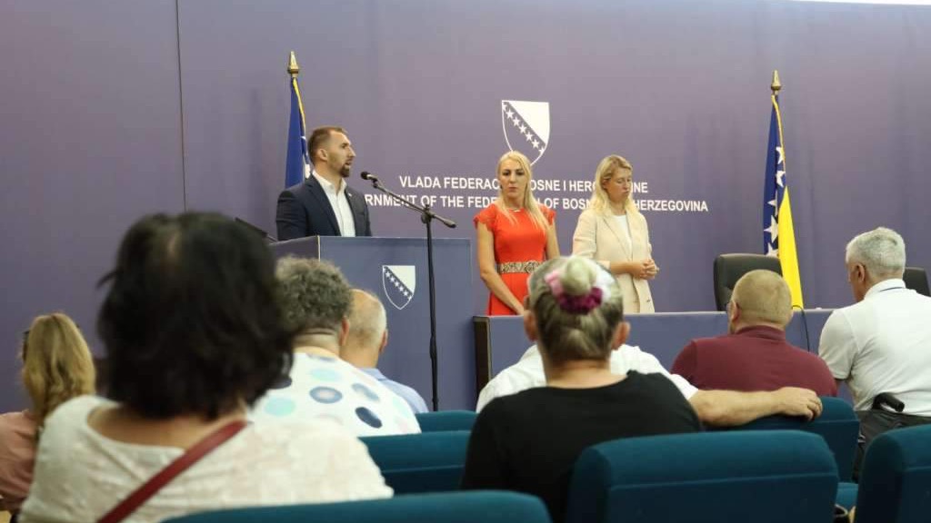 Delić potpisao ugovore za projekte udruženja osoba s invaliditetom i javnih kuhinja u FBiH ...