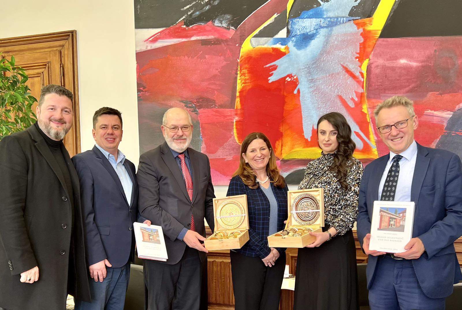 Sadržaj i koncept izložbe "Pod nebom vedre vjere" dobrodošao u Beču ...